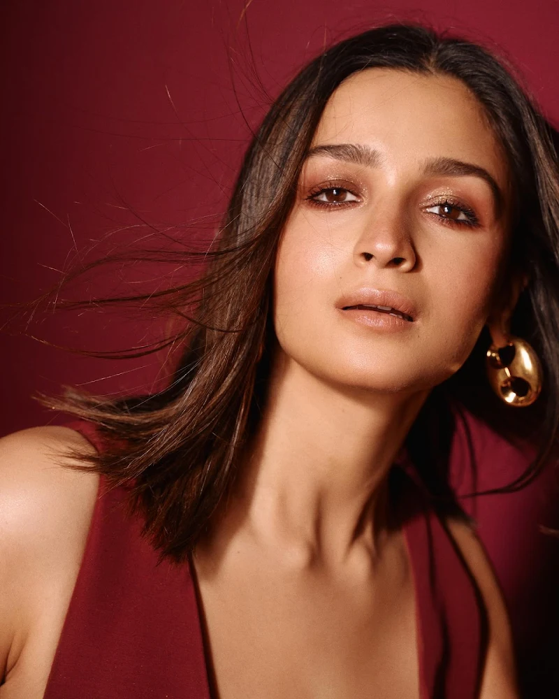 Alia Bhatt in short outfit with deep neckline flaunted sexy legs - see ...