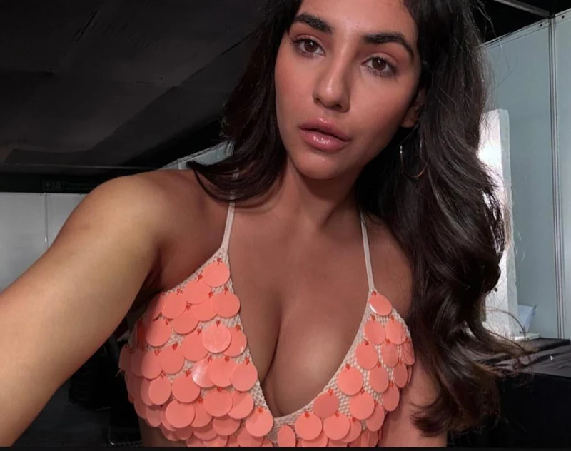 Radhika Seth put a busty display in this skimpy top for a fashion show - see pics and video ...